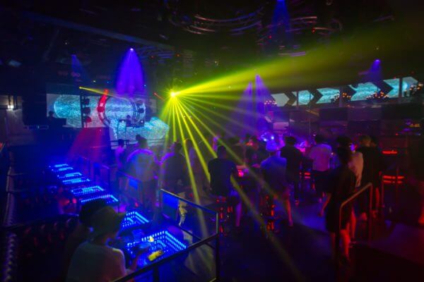 女性と沖縄県民に優しい沖縄クラブの定番といえばepica(エピカ)！様々なイベントで盛り上がる県内最大級の人気クラブに潜入！ | 遊びのこと ...